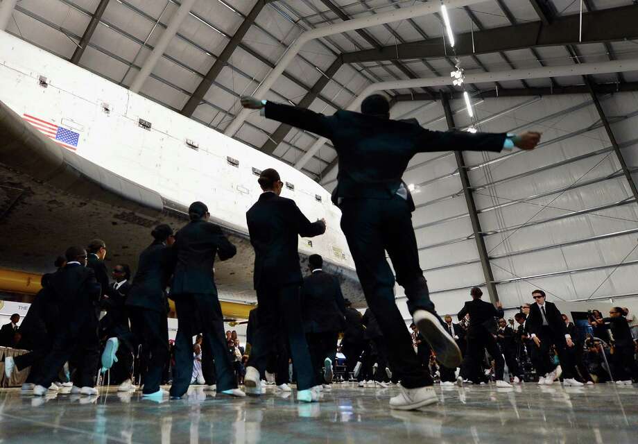 Space shuttle Endeavour goes on display in L.A. - seattlepi.com