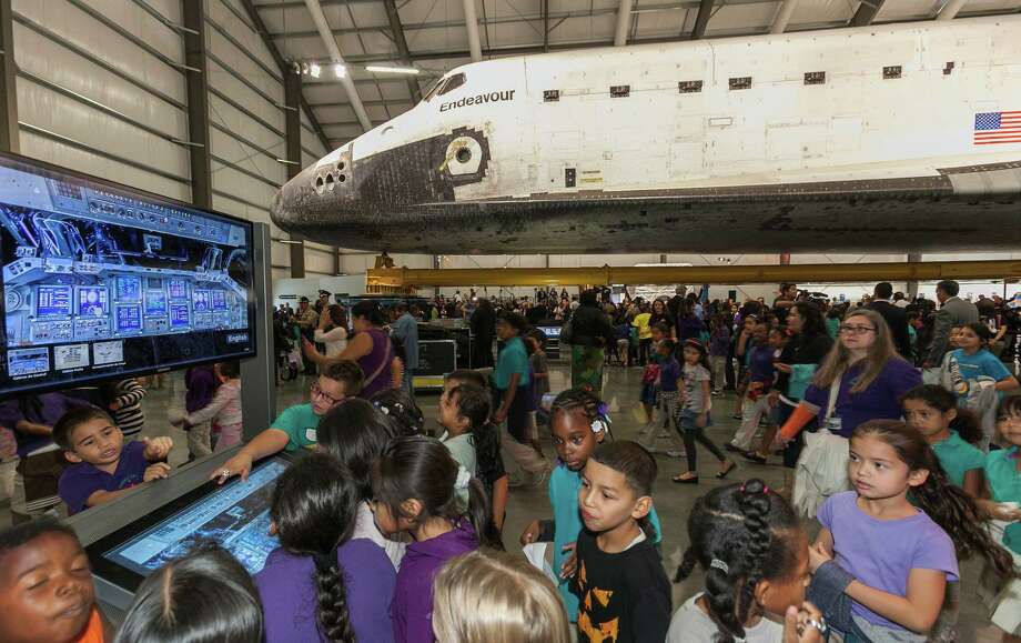 Space shuttle Endeavour goes on display in L.A. - seattlepi.com