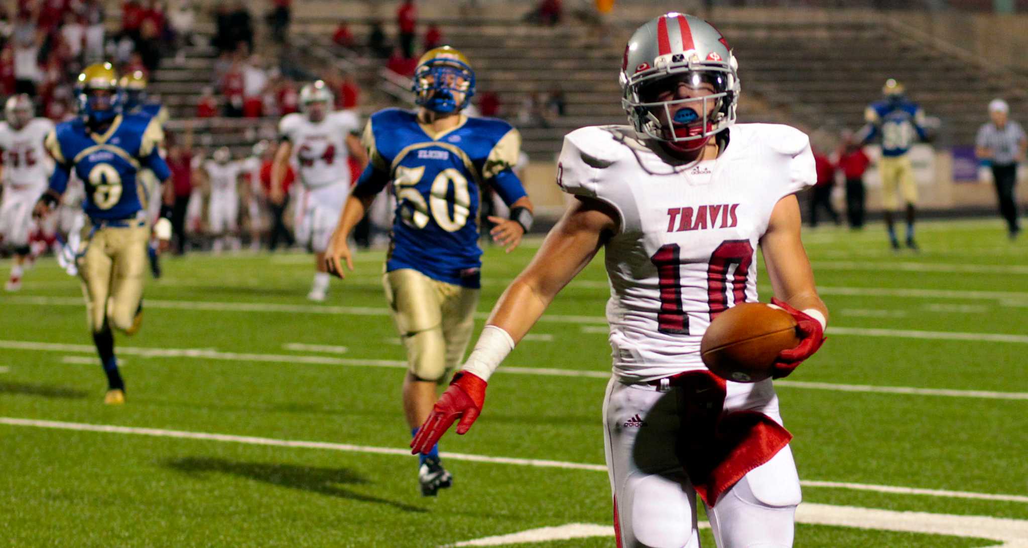 FB Travis runs past Elkins