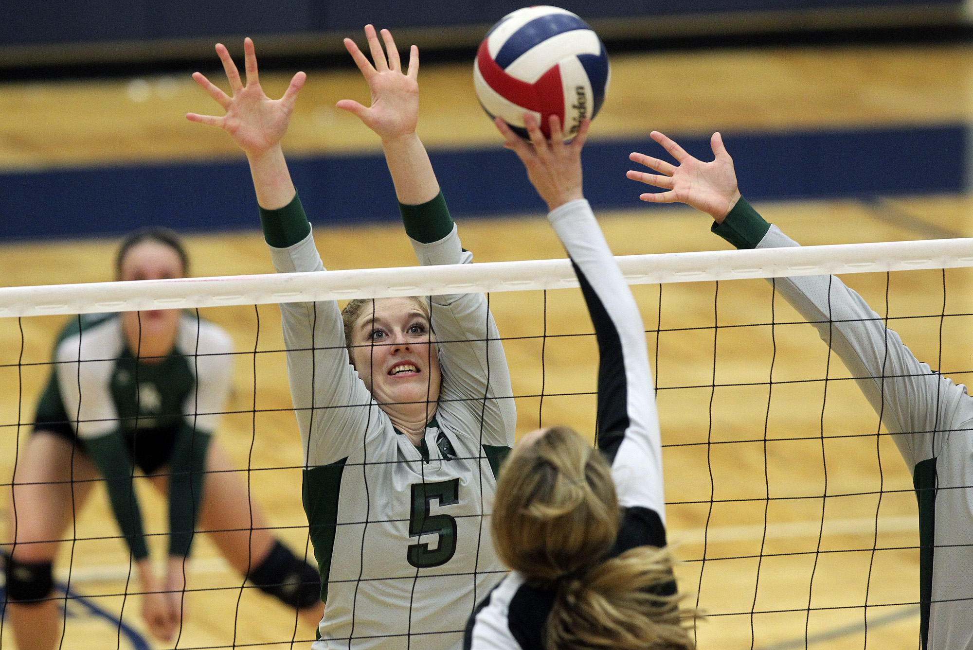 Reagan spikes Clark to advance