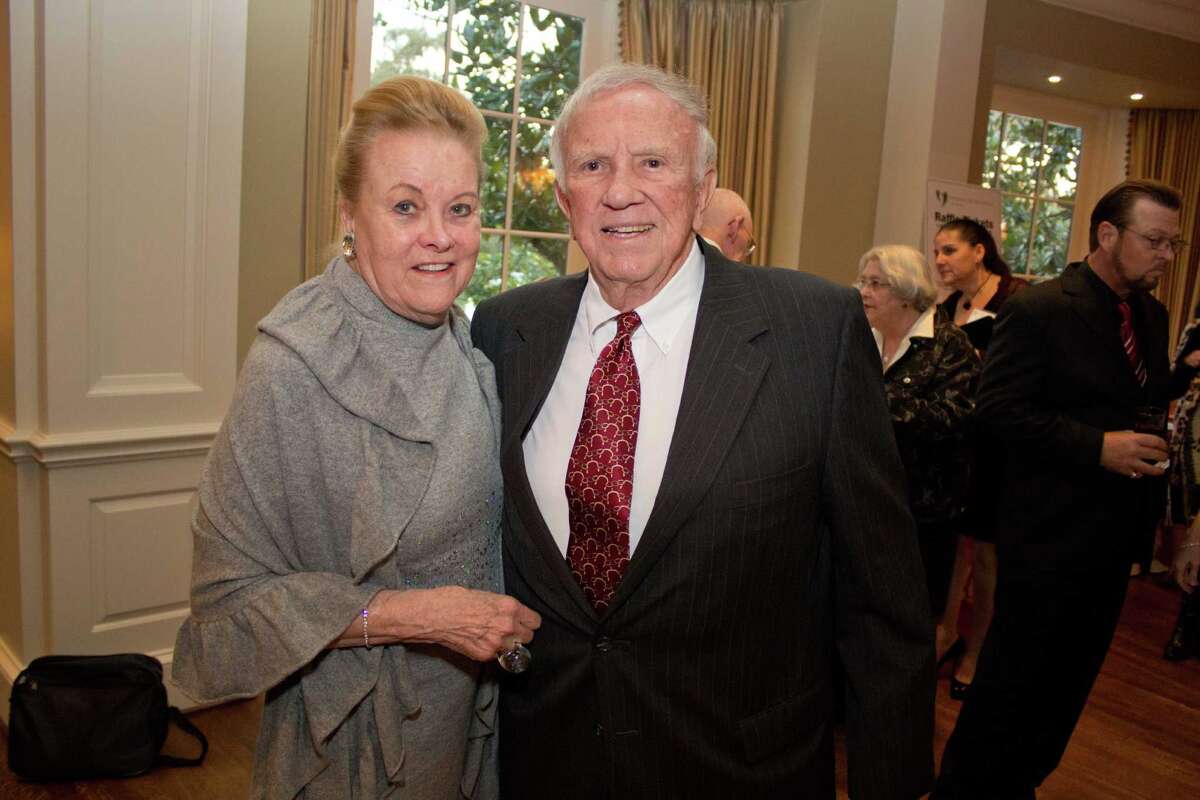 Hospice dinner raises a record