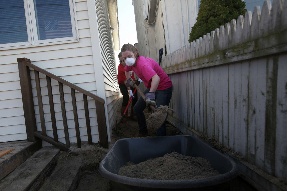 Volunteers help clean up Fairfield Beach homes