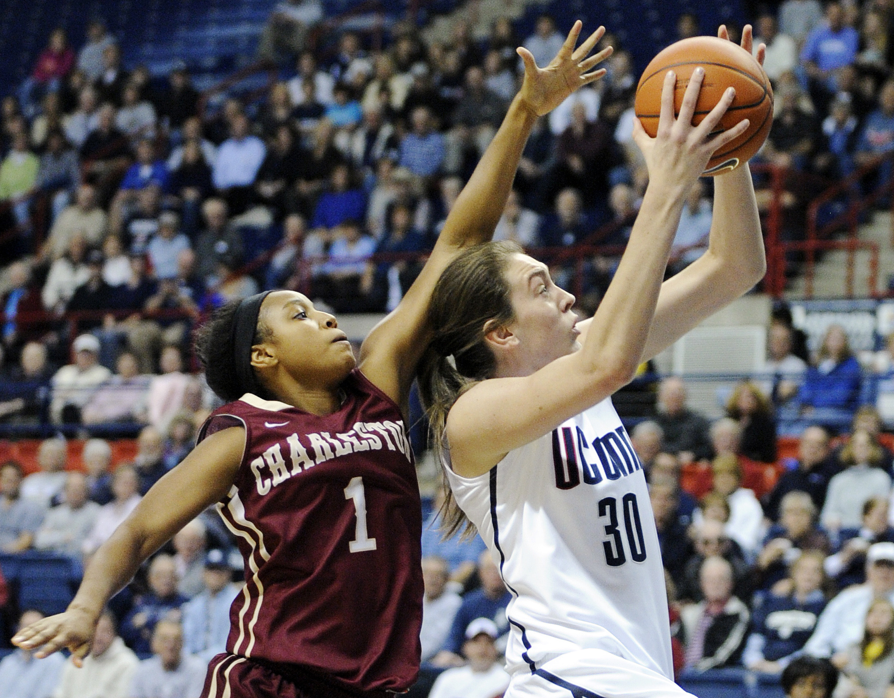 UConn women overwhelm College of Charleston