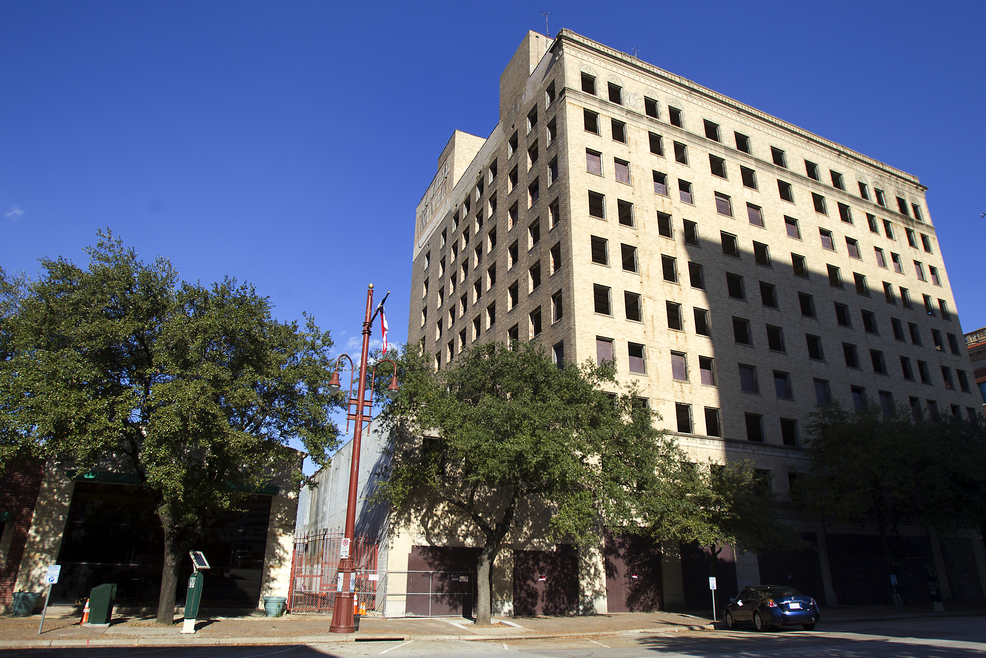 Ben Milam Hotel to be razed for upscale apartments