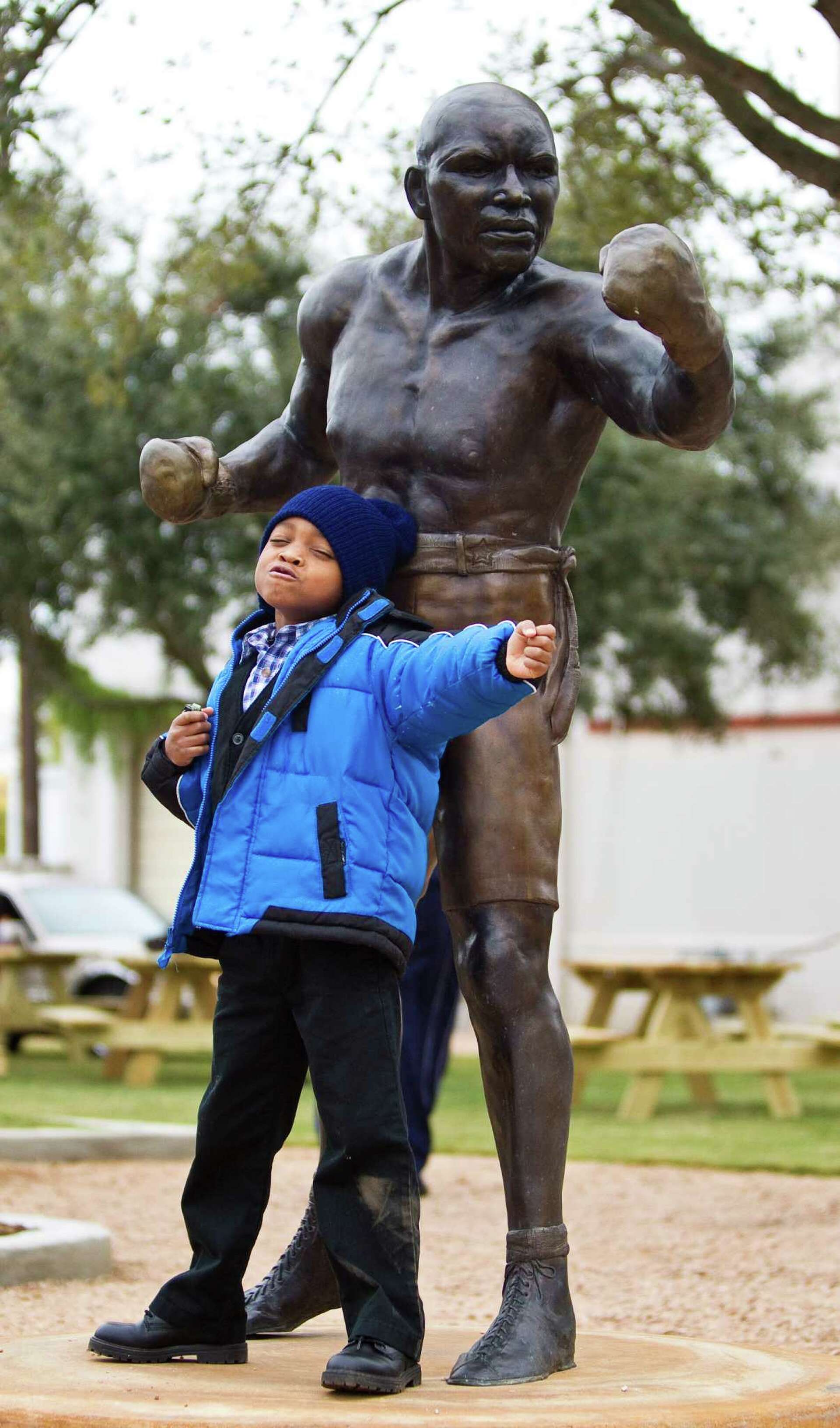 Galveston honors boxing champ, still waits for pardon
