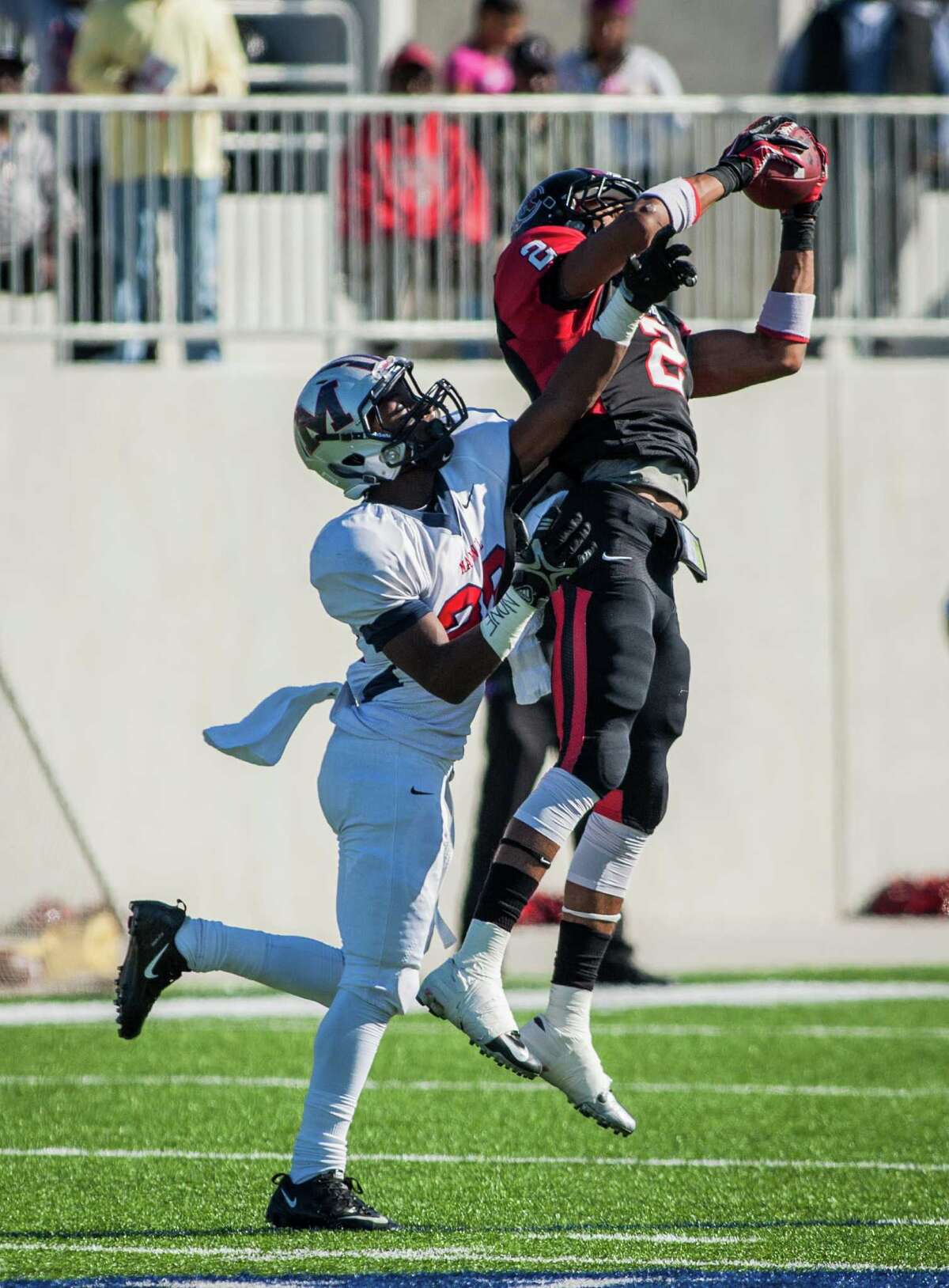 Football-throwing Manvel teen may have his pick of colleges