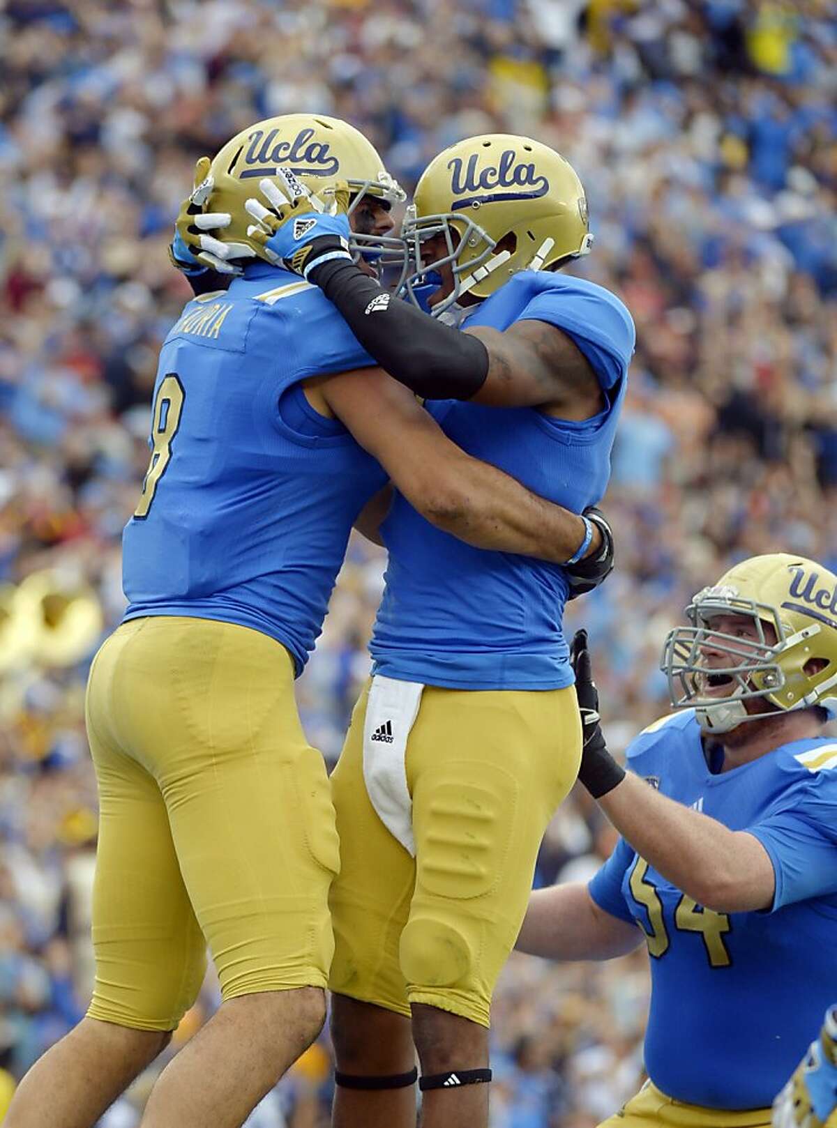 UCLA loudly breaks skid against rival USC