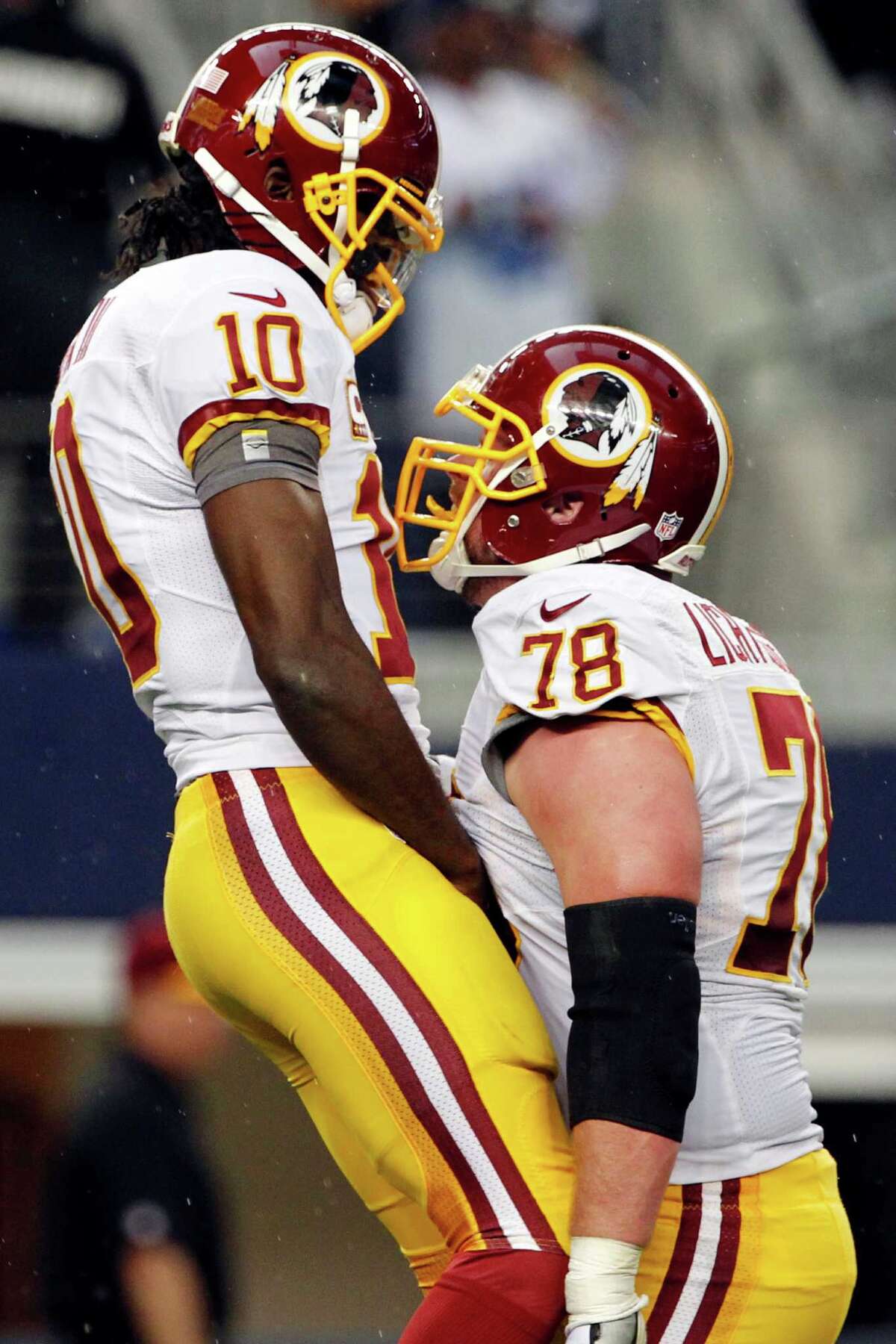 Redskins' RG3 feasts on Cowboys' defense