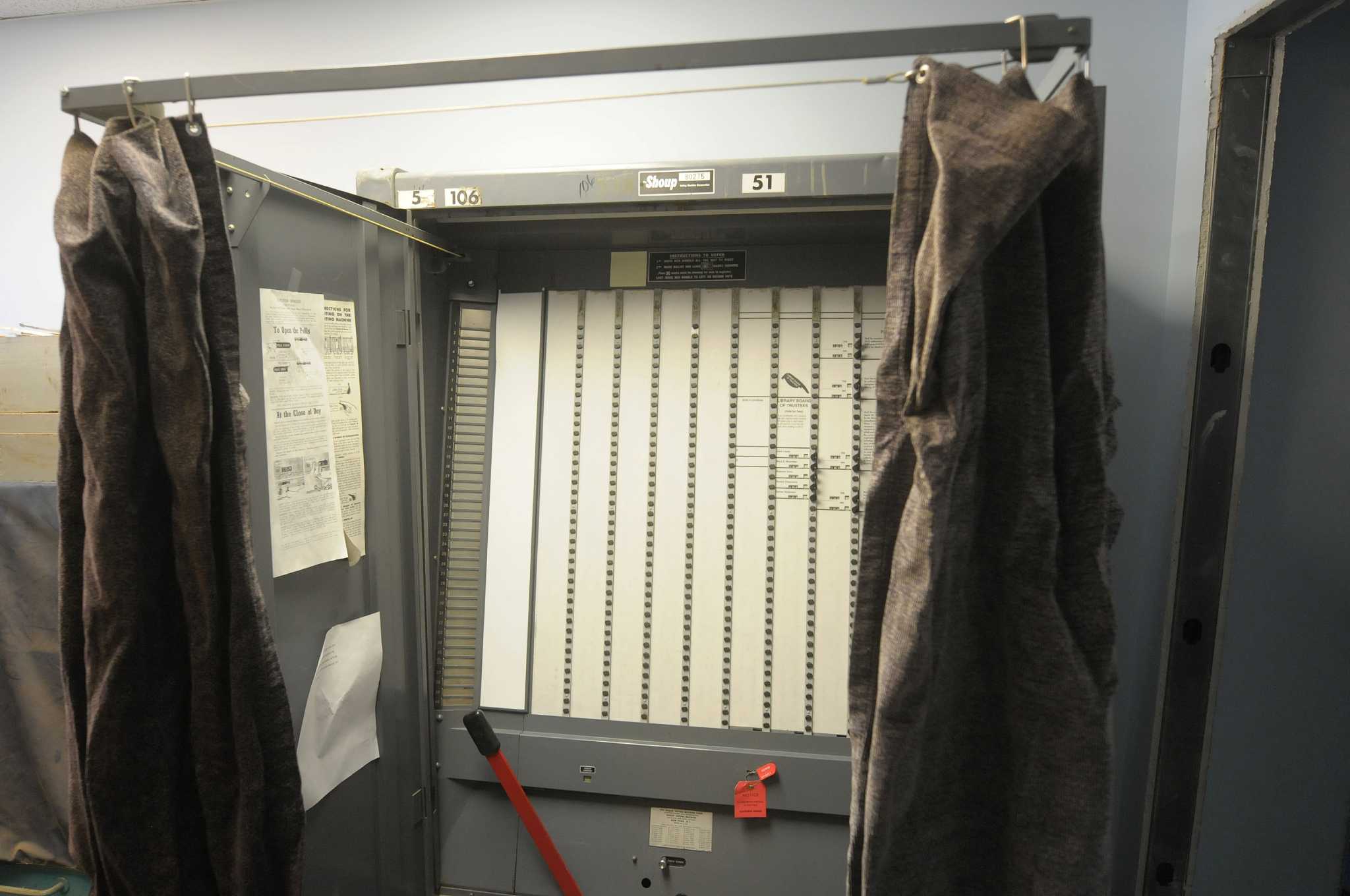 Voting machine sales draw a light turnout