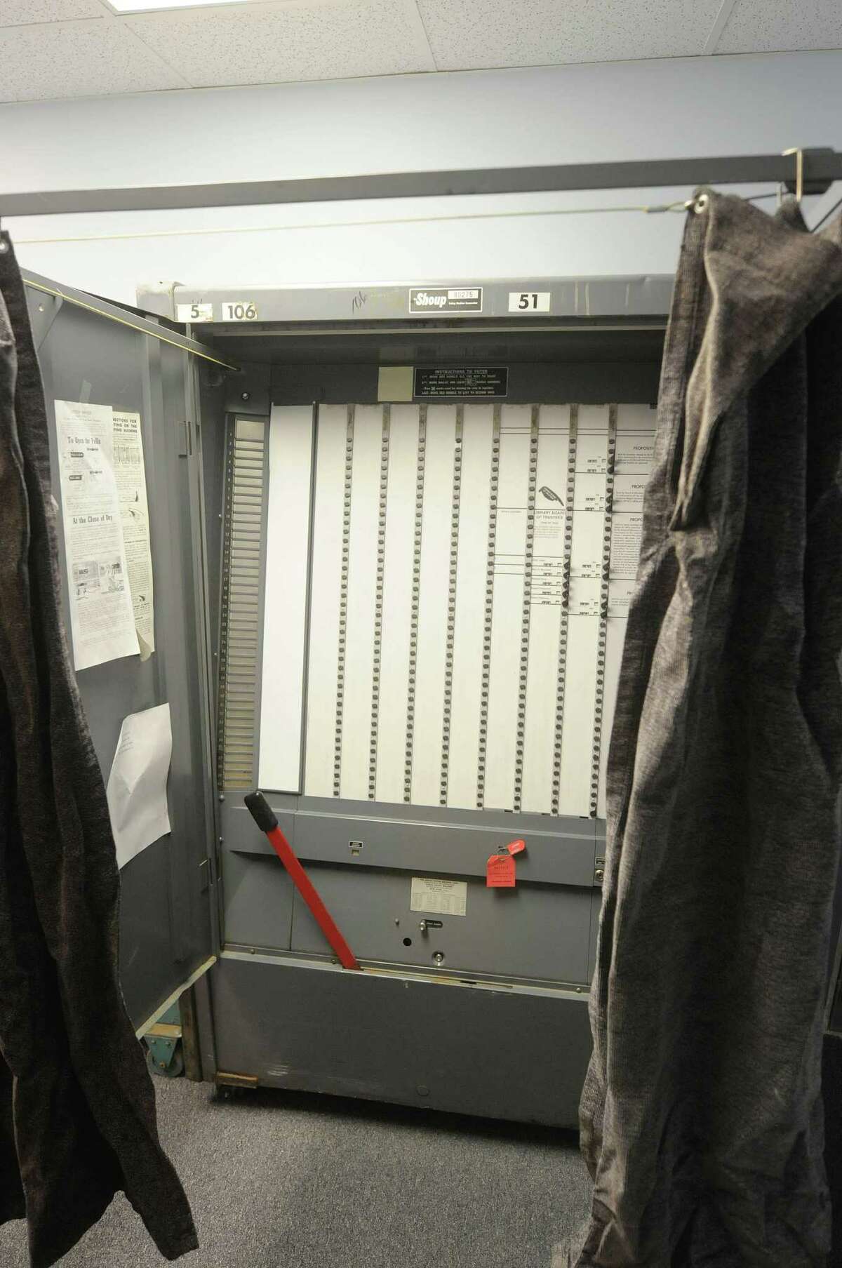 Voting machine sales draw a light turnout