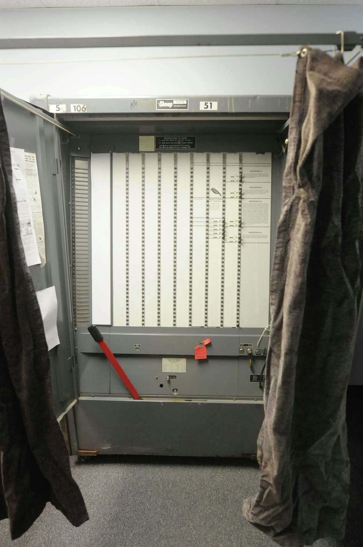 Voting machine sales draw a light turnout