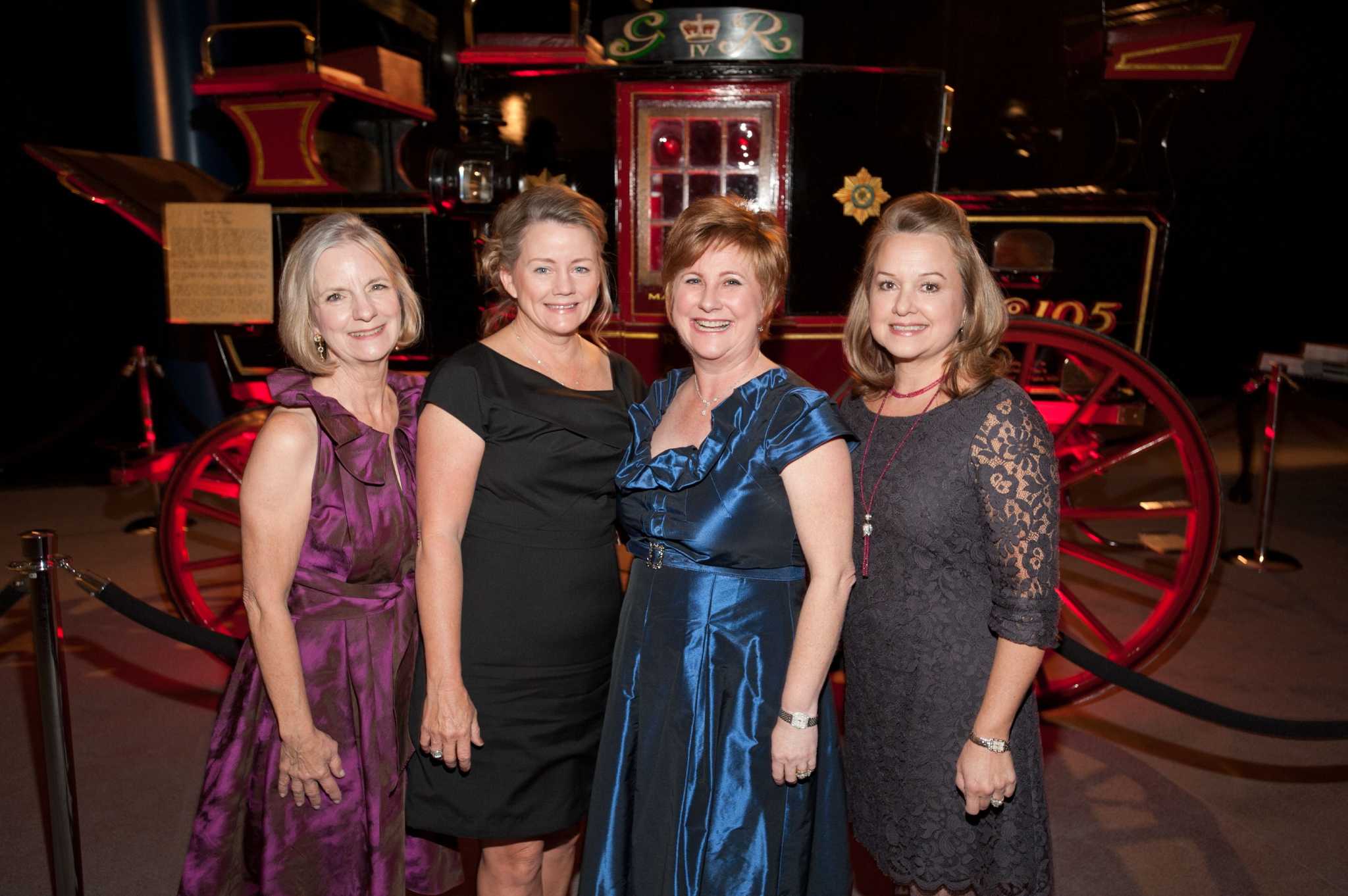 Theta crowd enjoys 'Royal Tea'