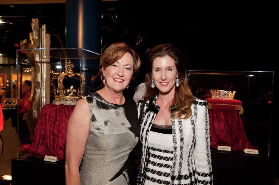 Theta crowd enjoys 'Royal Tea' - Houston Chronicle