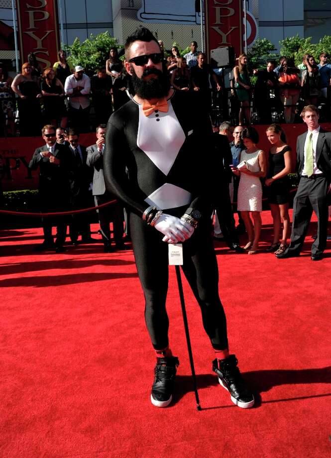 Former Giant Brian Wilson's resurfaces with no beard and a new sport ...