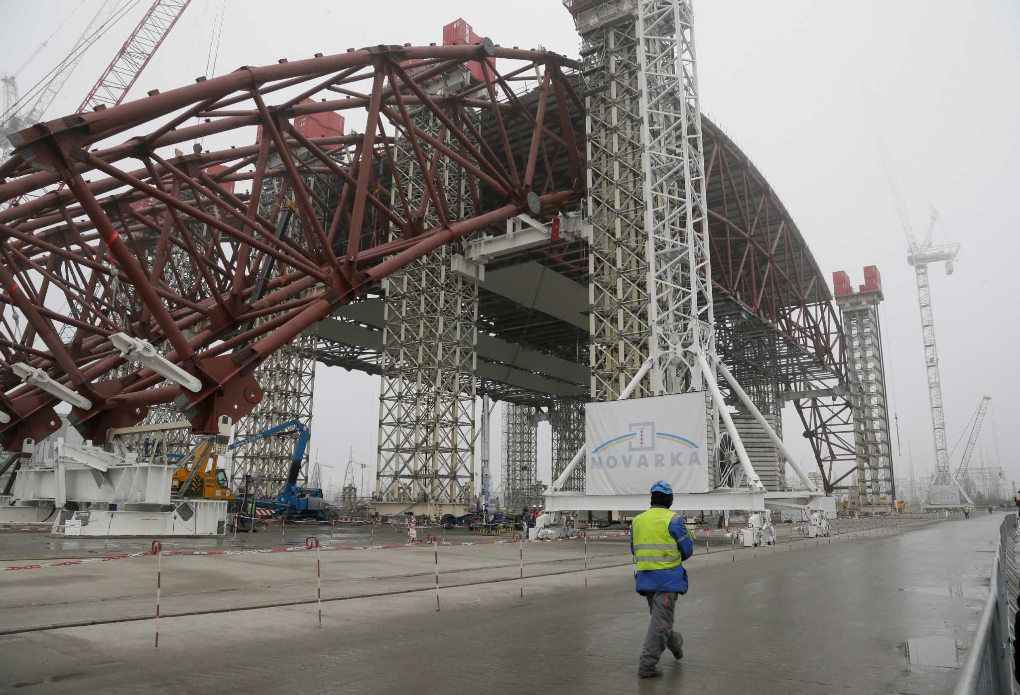 Chernobyl workers raise first part of shelter over nuclear reactor