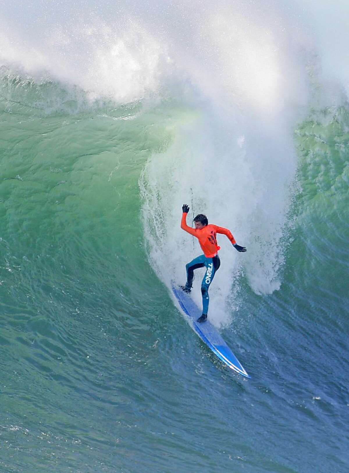 Big waves lure surfers to Mavericks competition