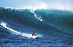 Man wins big-wave debate without machine