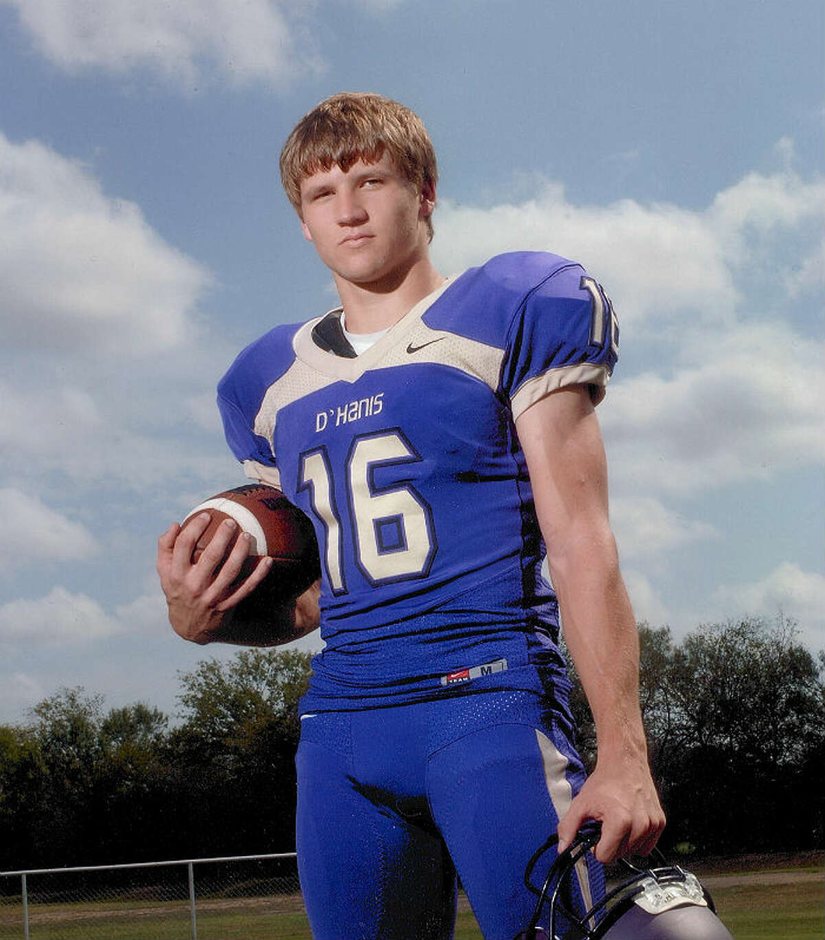 D'Hanis overcomes injury to star player