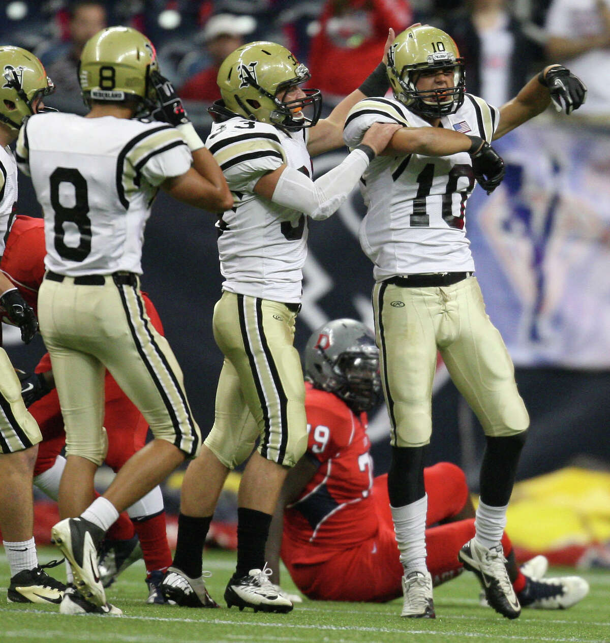 Nederland wins regional semifinal against Pearland Dawson in OT