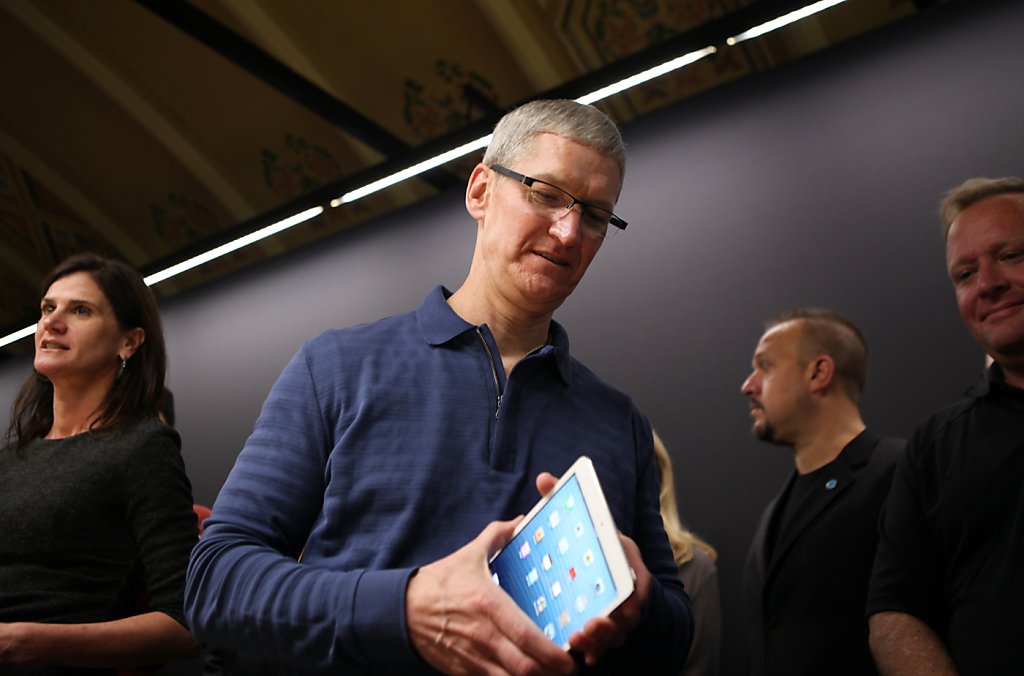 Apple investors meet amid growing strain