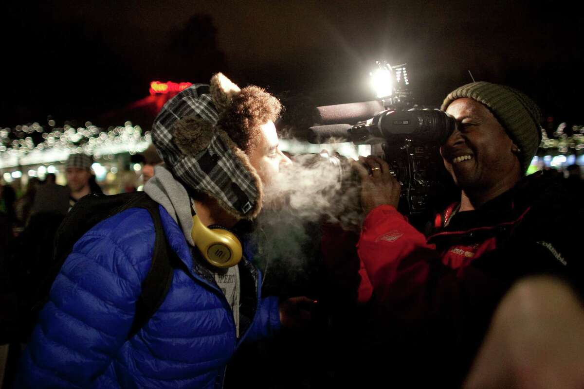 Pot smokers gather for public smokeout at Seattle Center