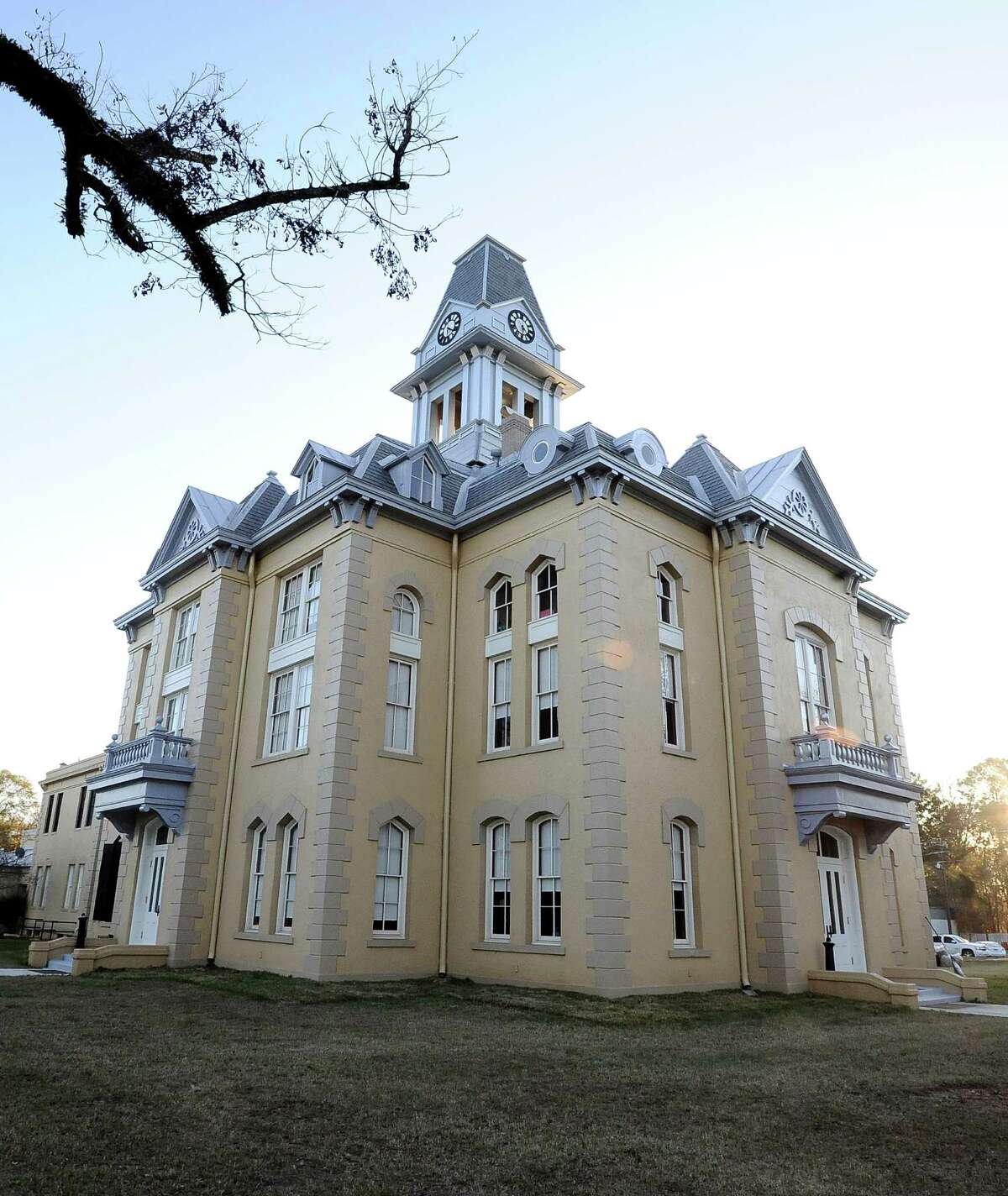 Restored Newton County Courthouse debuts after 2000 fire
