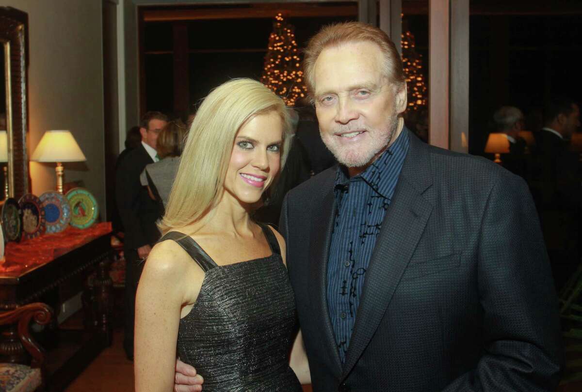 Schmooze was a bright holiday night