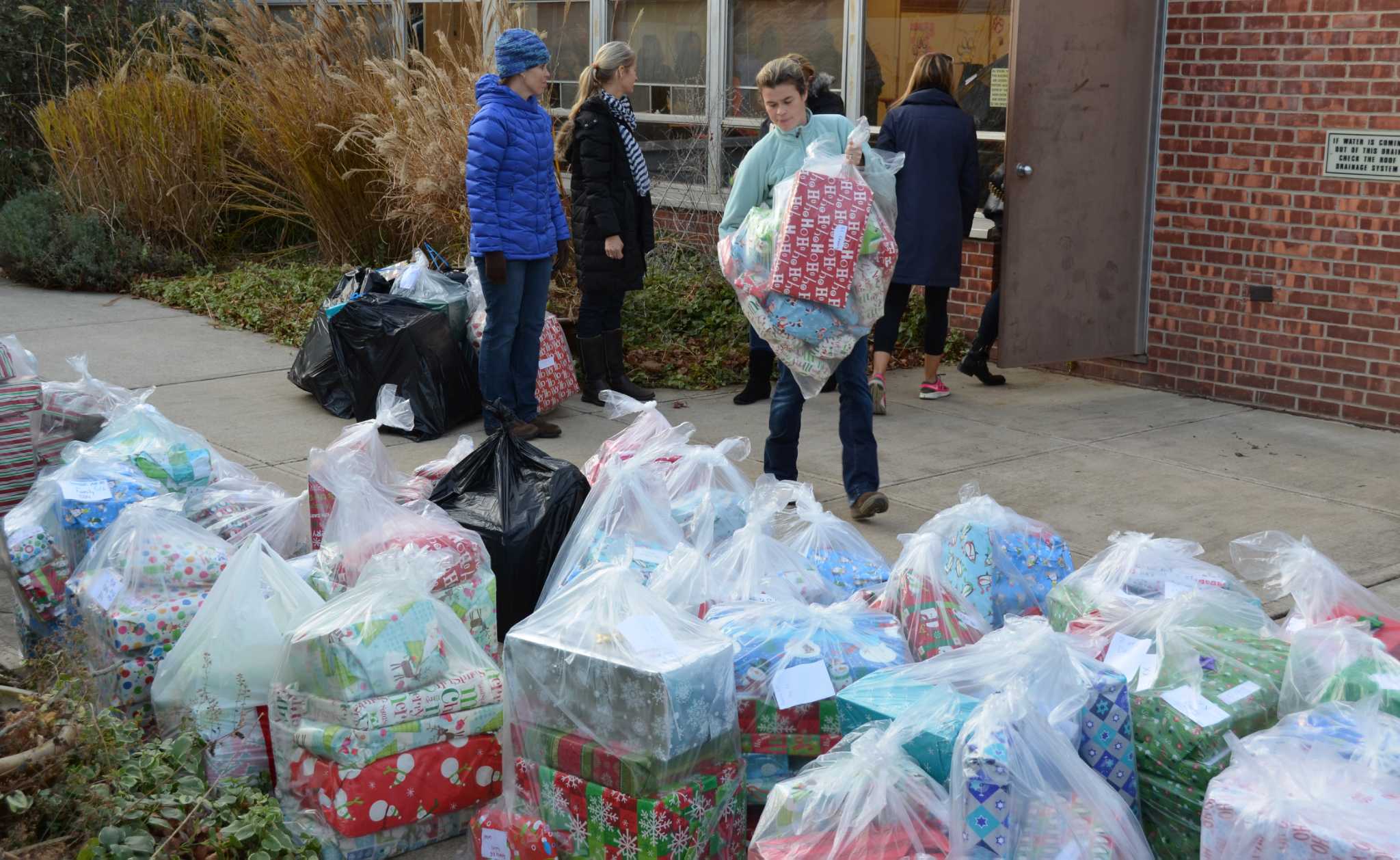 Long Lots School gives lots of gifts for needy