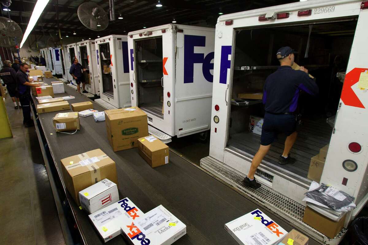 FedEx scurries for busiest shipping day