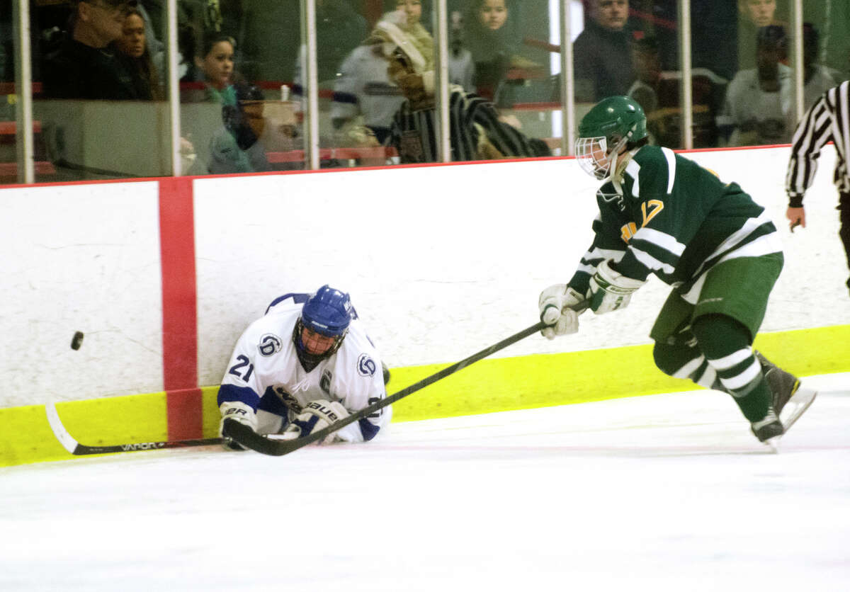 Darien boys win season-opener on late goal by Watters