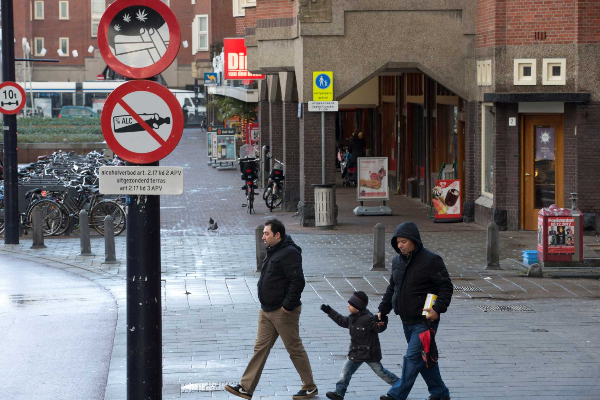 Amsterdam to ban smoking pot in school