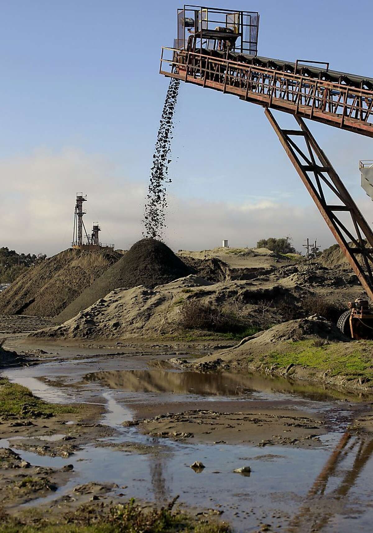 SF Bay sand mining alarms conservationists