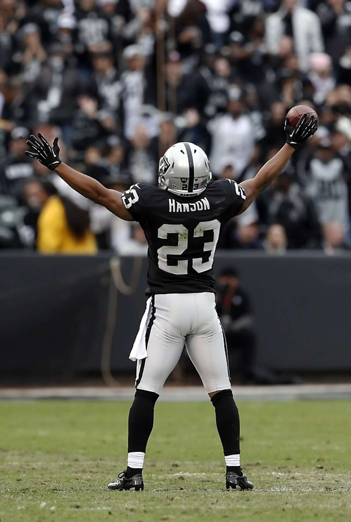 Raiders pitch shutout against Chiefs