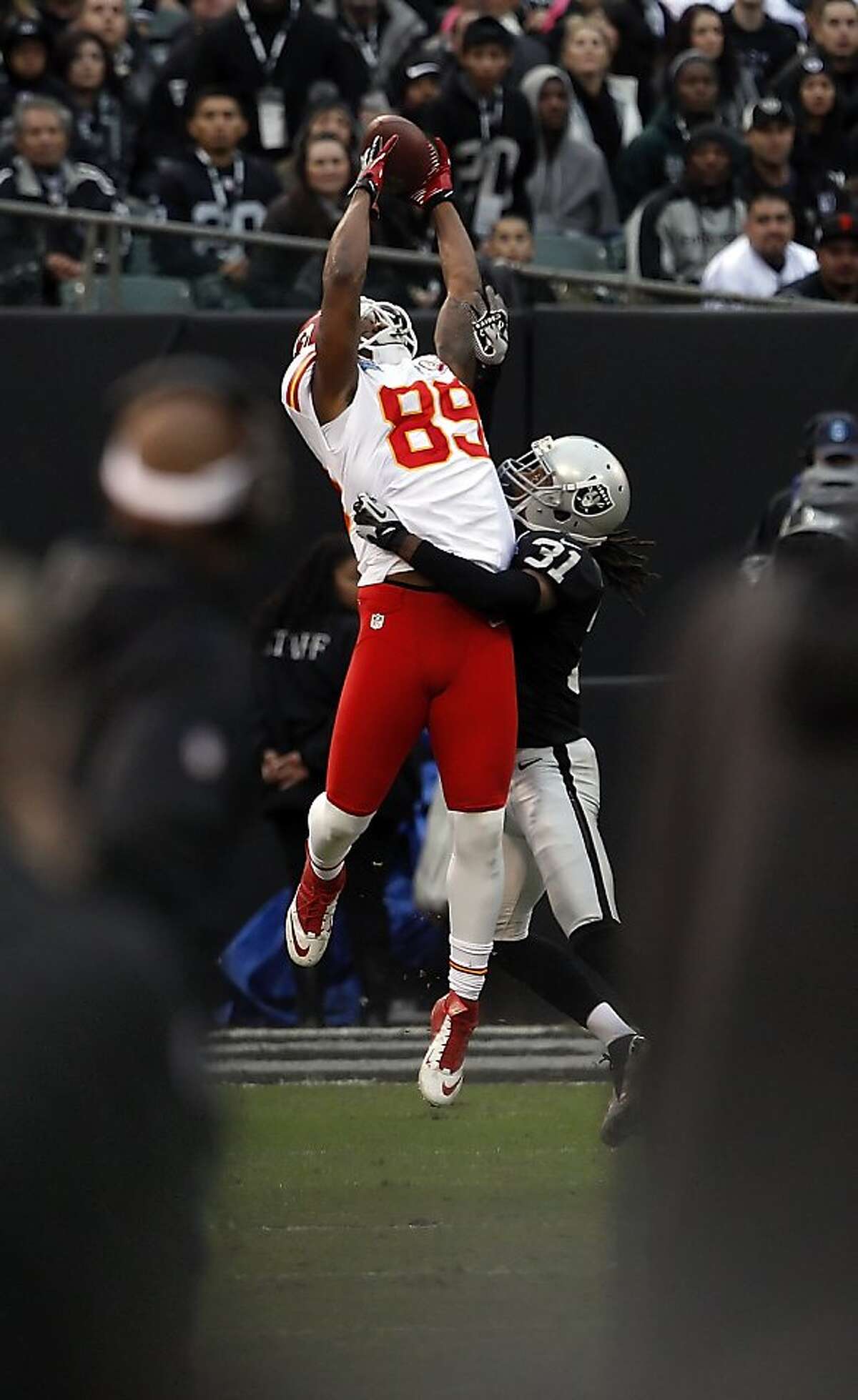 Raiders pitch shutout against Chiefs