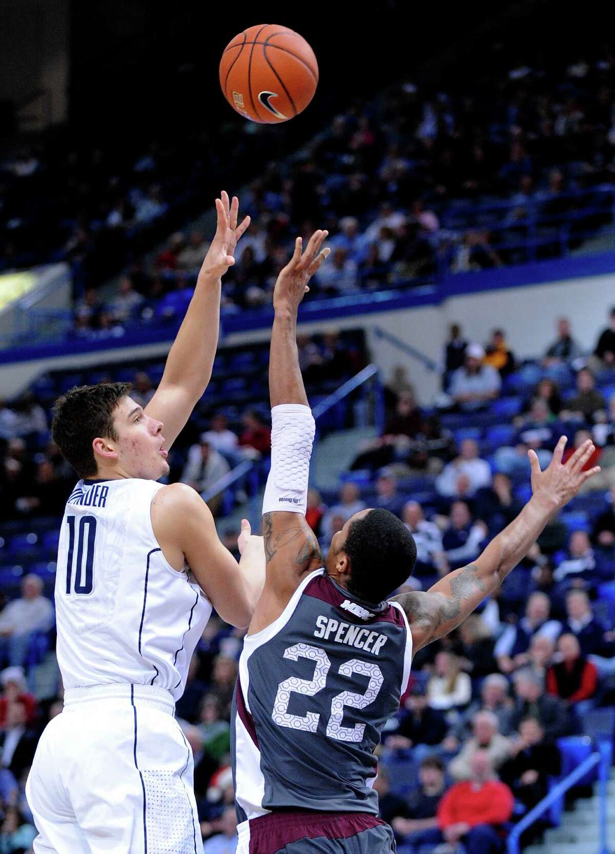 Calhoun, Boatright lead UConn men to victory