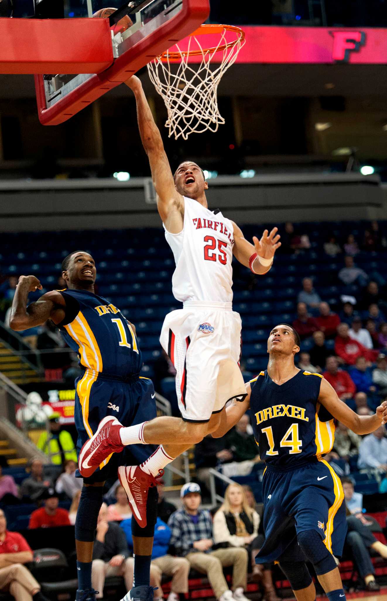 Garrett leads Fairfield Warde boys basketball over Trumbull, 61-54