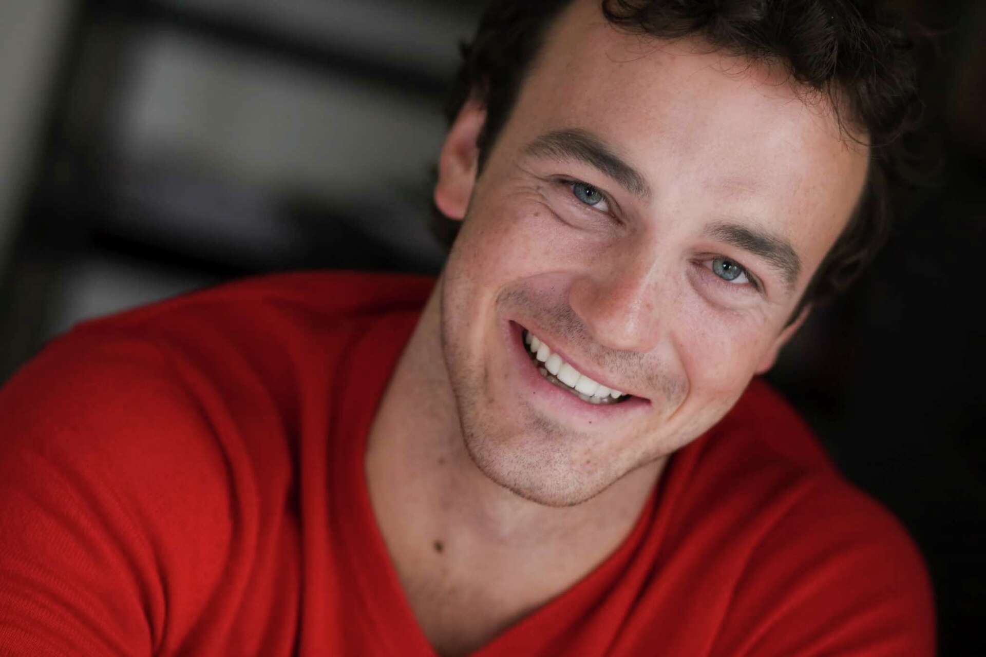 How 'Lord Farquaar' stops the show on his knees