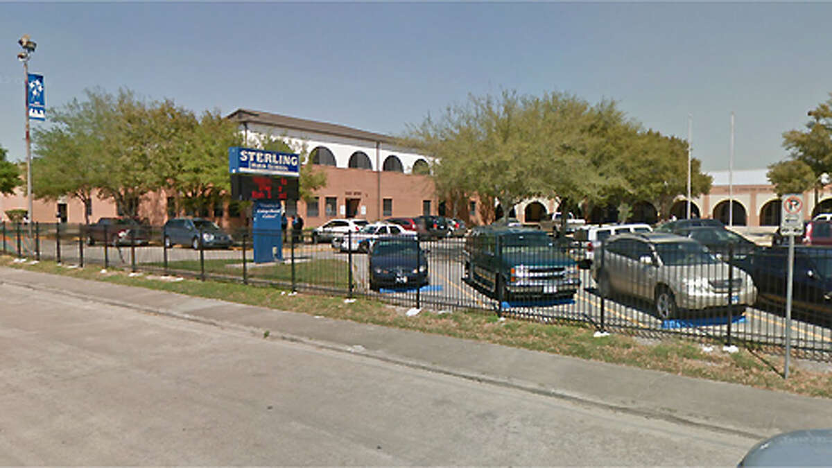 Teen with loaded gun arrested on Sterling campus