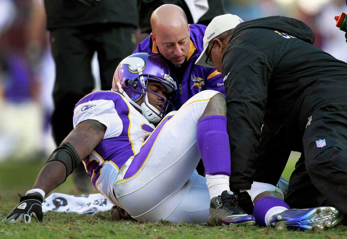 Peterson shakes off major injury to chase NFL record