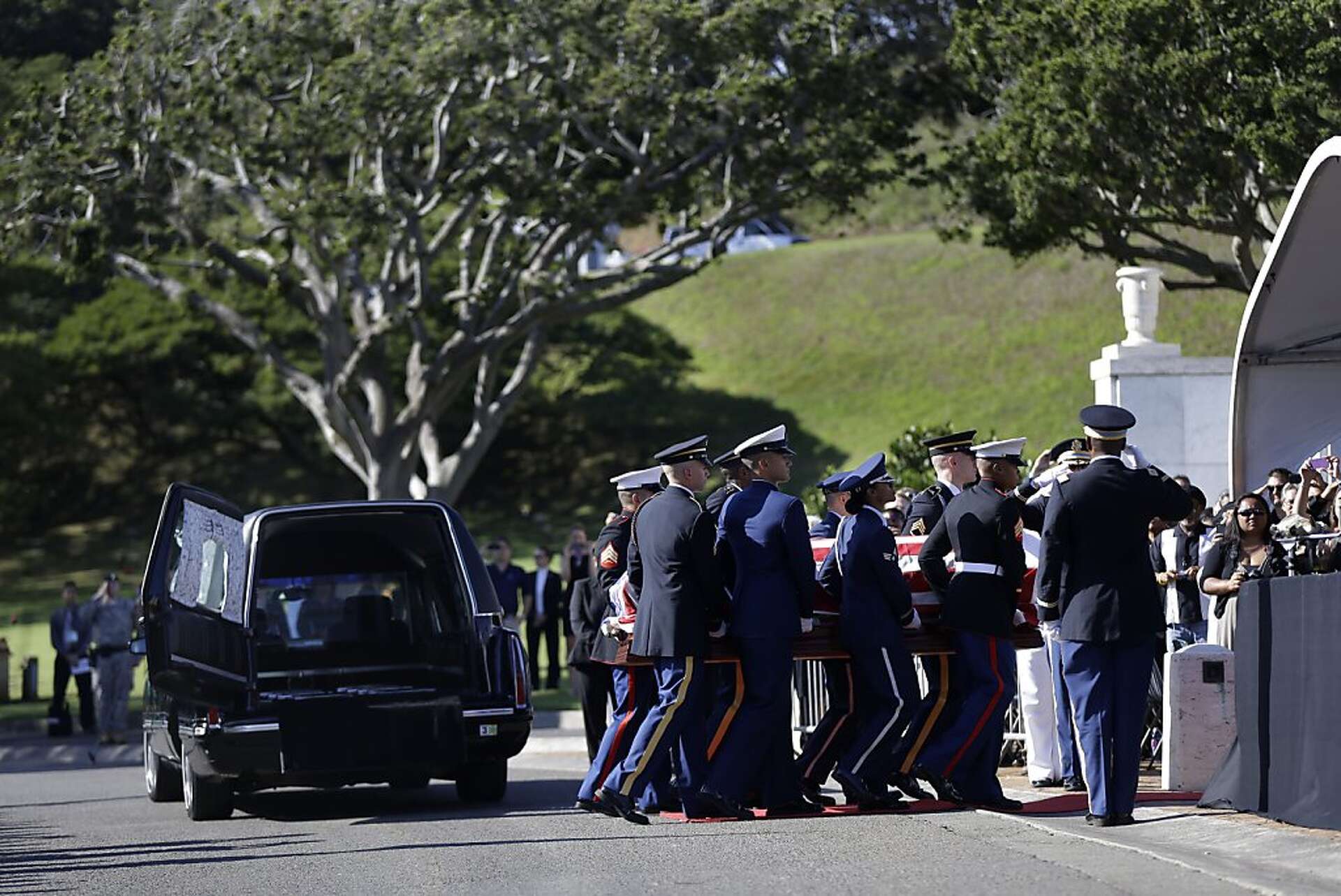Senators attend Inouye funeral in Hawaii