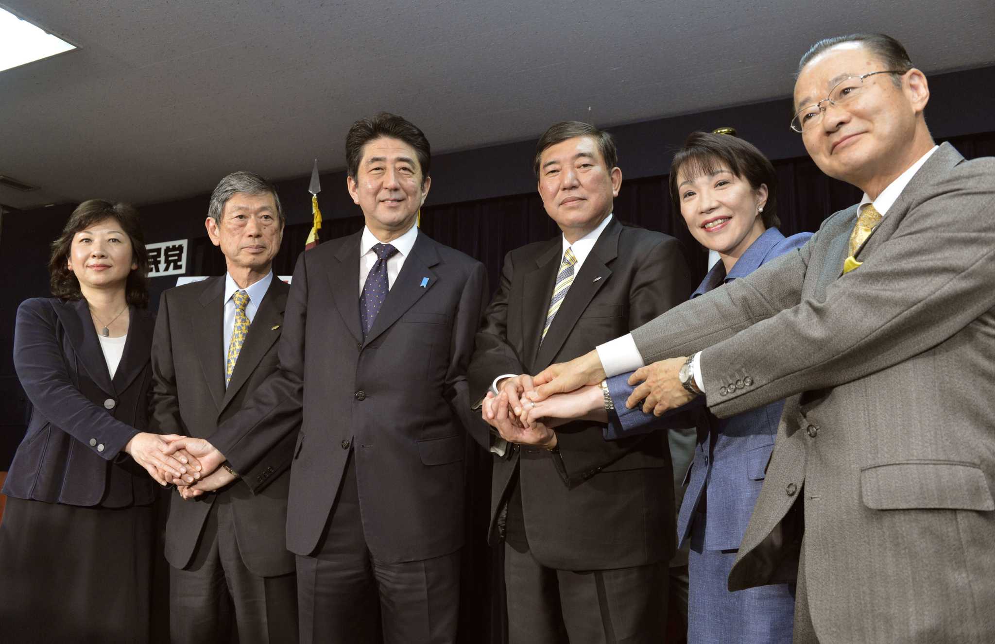 Japan's Cabinet resigns, makes way for new leader