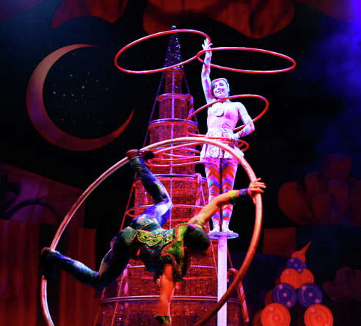 A Cirque spectacular celebrates holidays