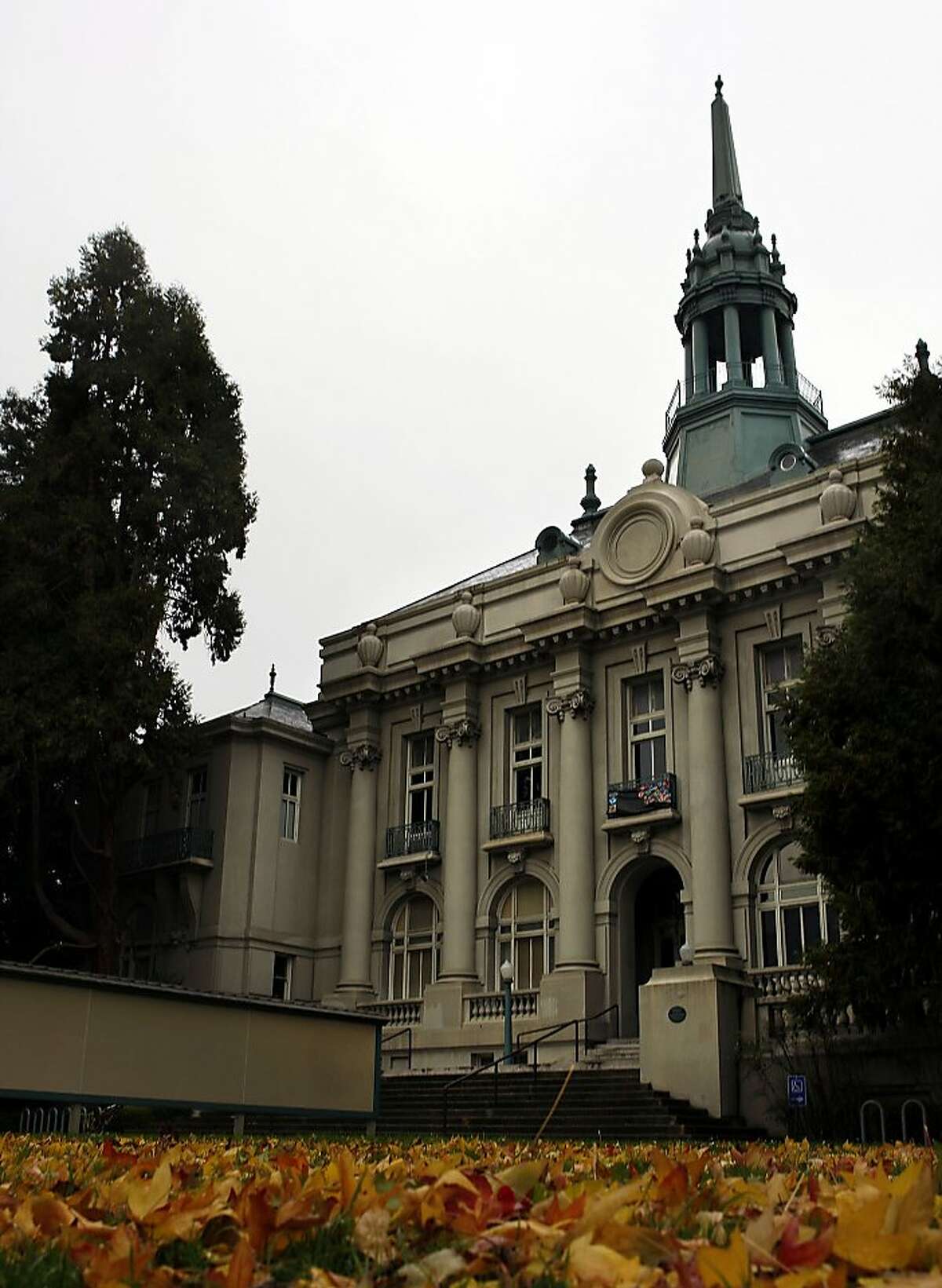 Berkeley struggles to retrofit City Hall
