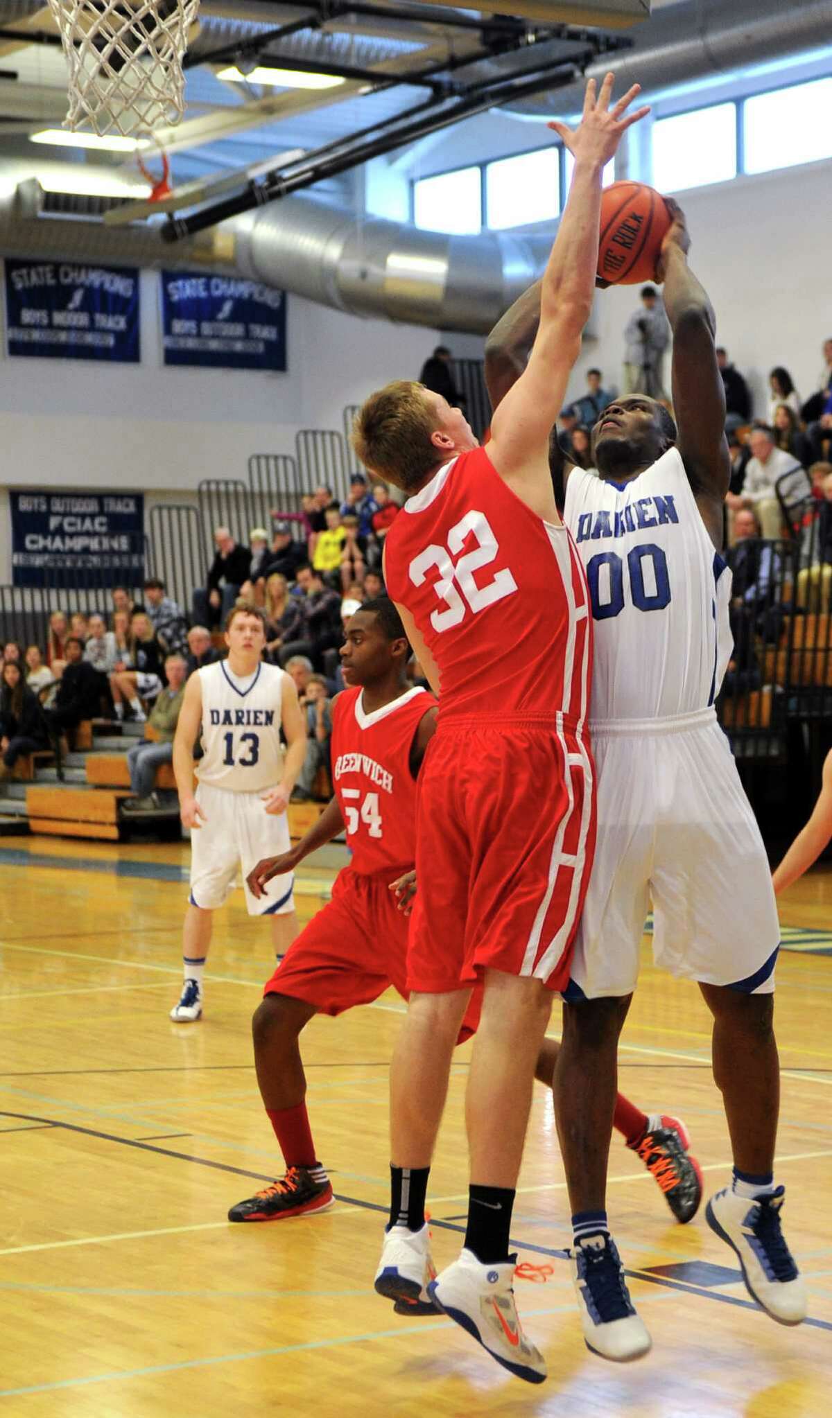 Darien boys basketball team beats Greenwich in OT in LaVista Tournament
