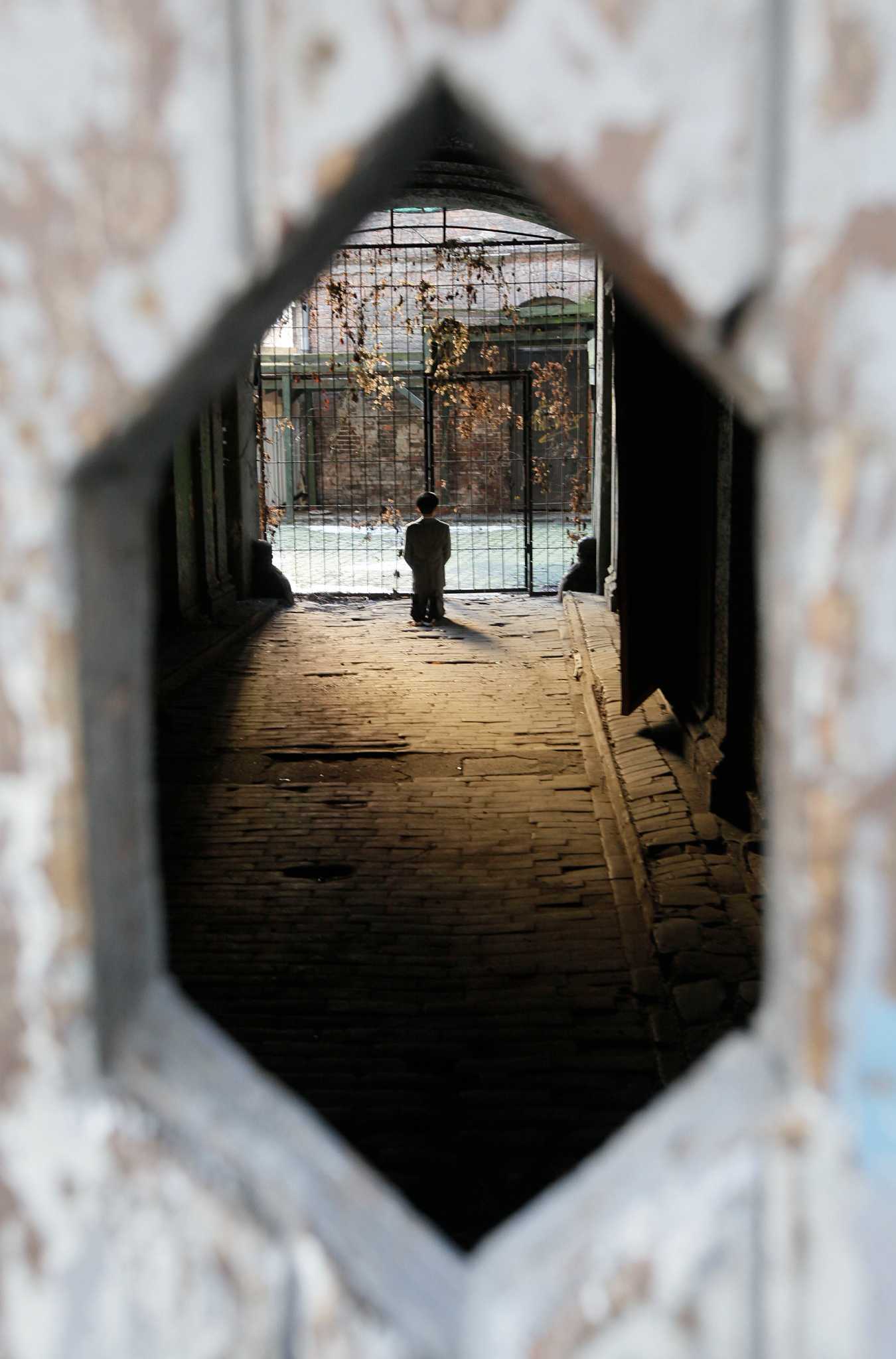 Praying Hitler in Warsaw ghetto sparks emotion