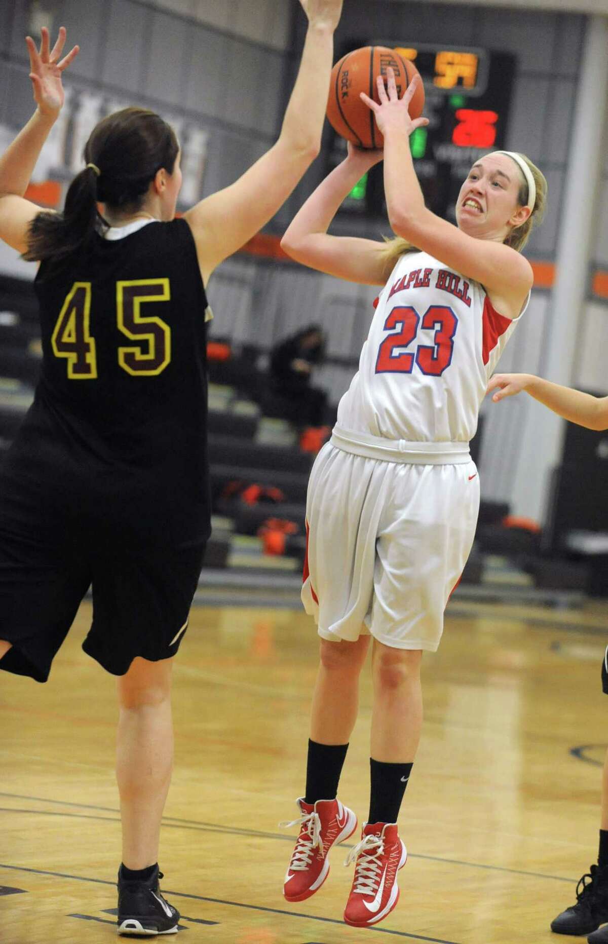 Wolfe helps Wildcats claw back