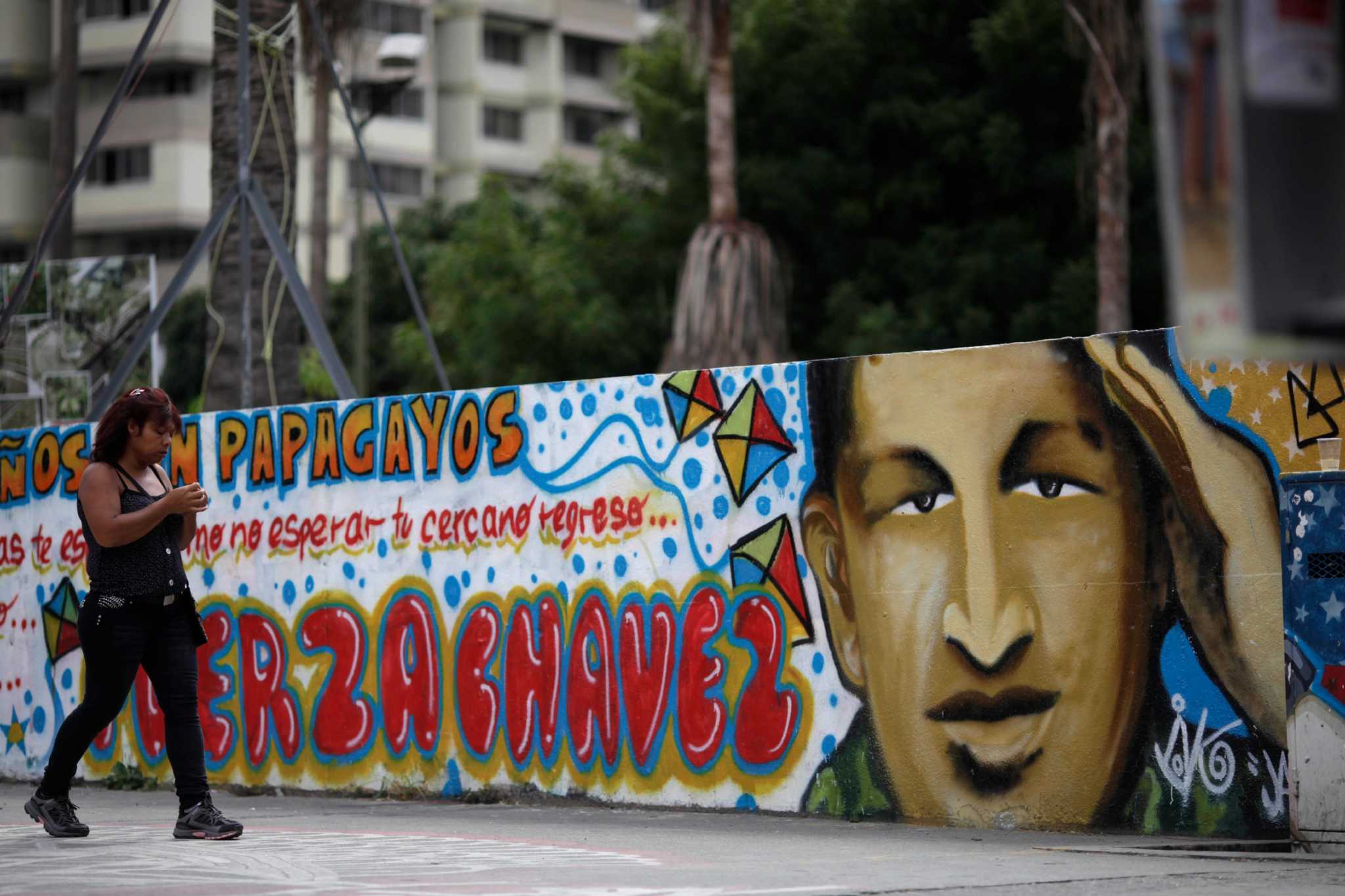 Chavez suffers new complications in cancer fight