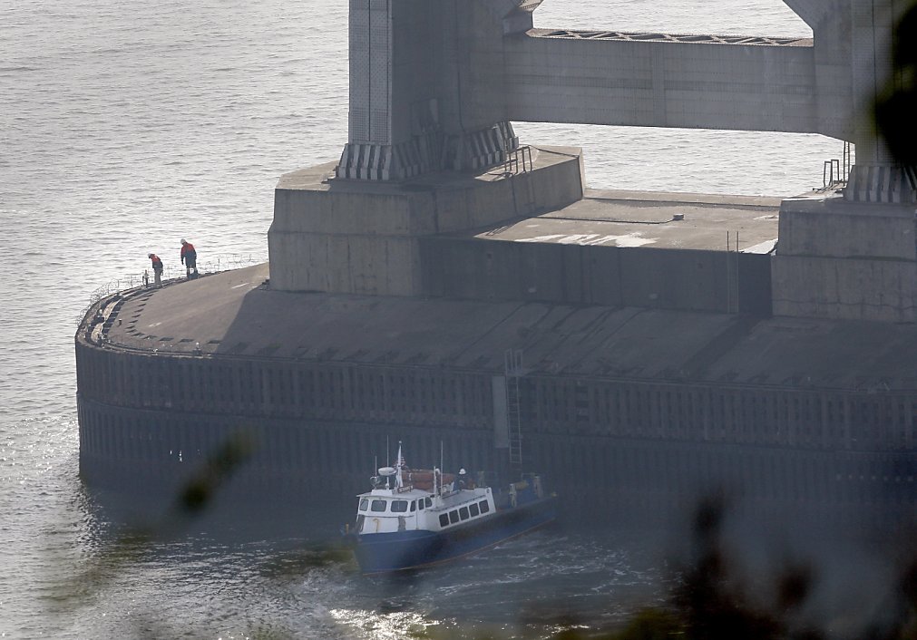 Pilot error blamed on ship-bridge crash