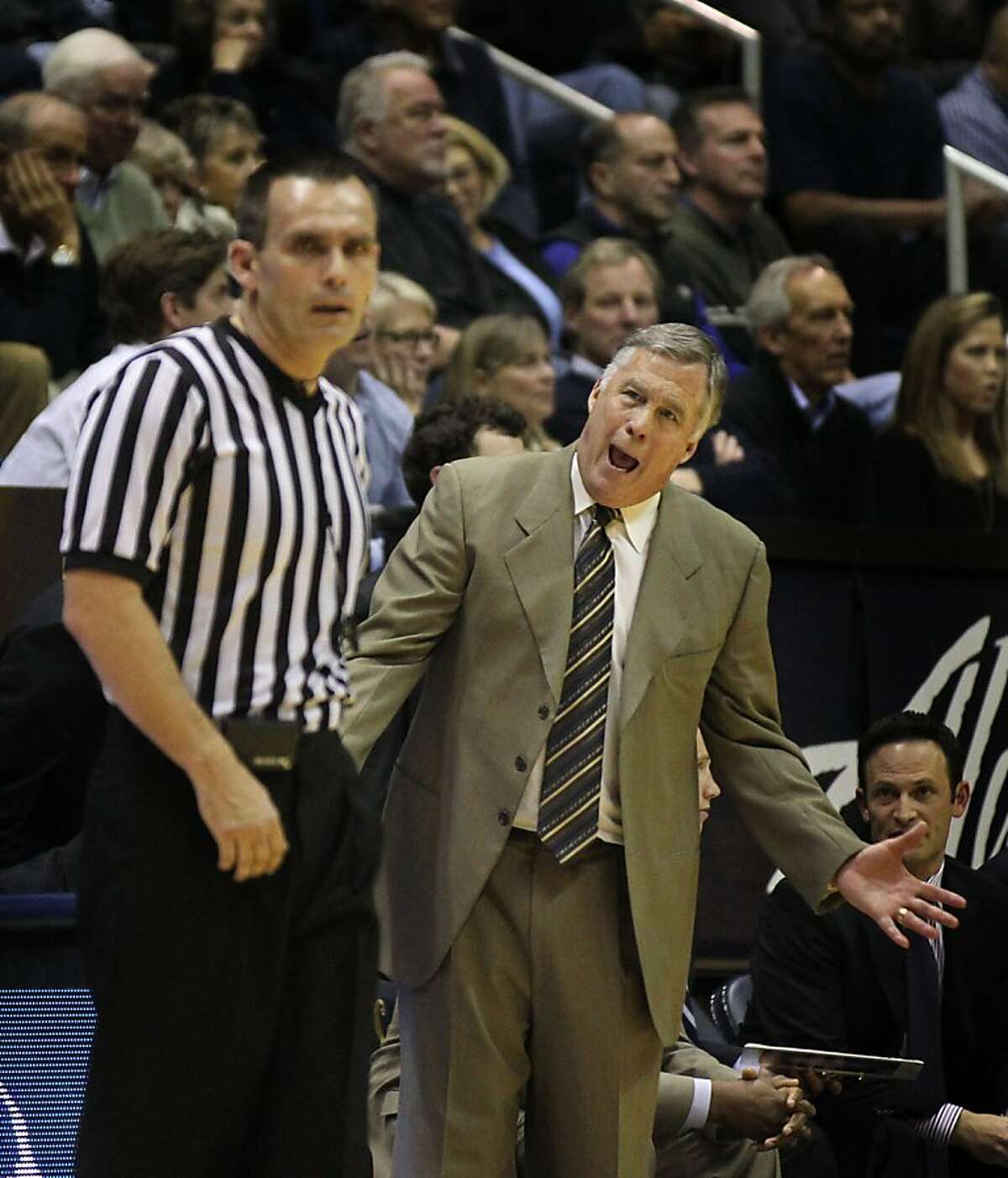 Washington rips Cal at home, 62-47