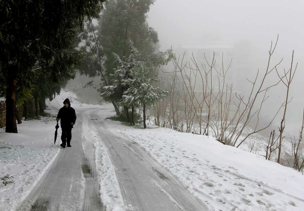 Winter storm batters Mideast, 8 dead